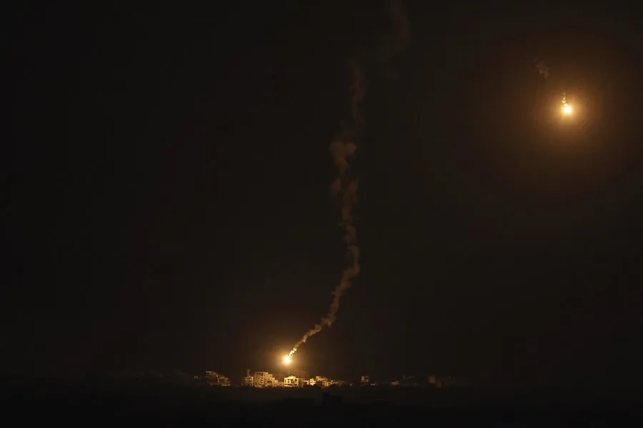 Israel bombardea intensamente la ciudad de Gaza y sus tropas avanzan