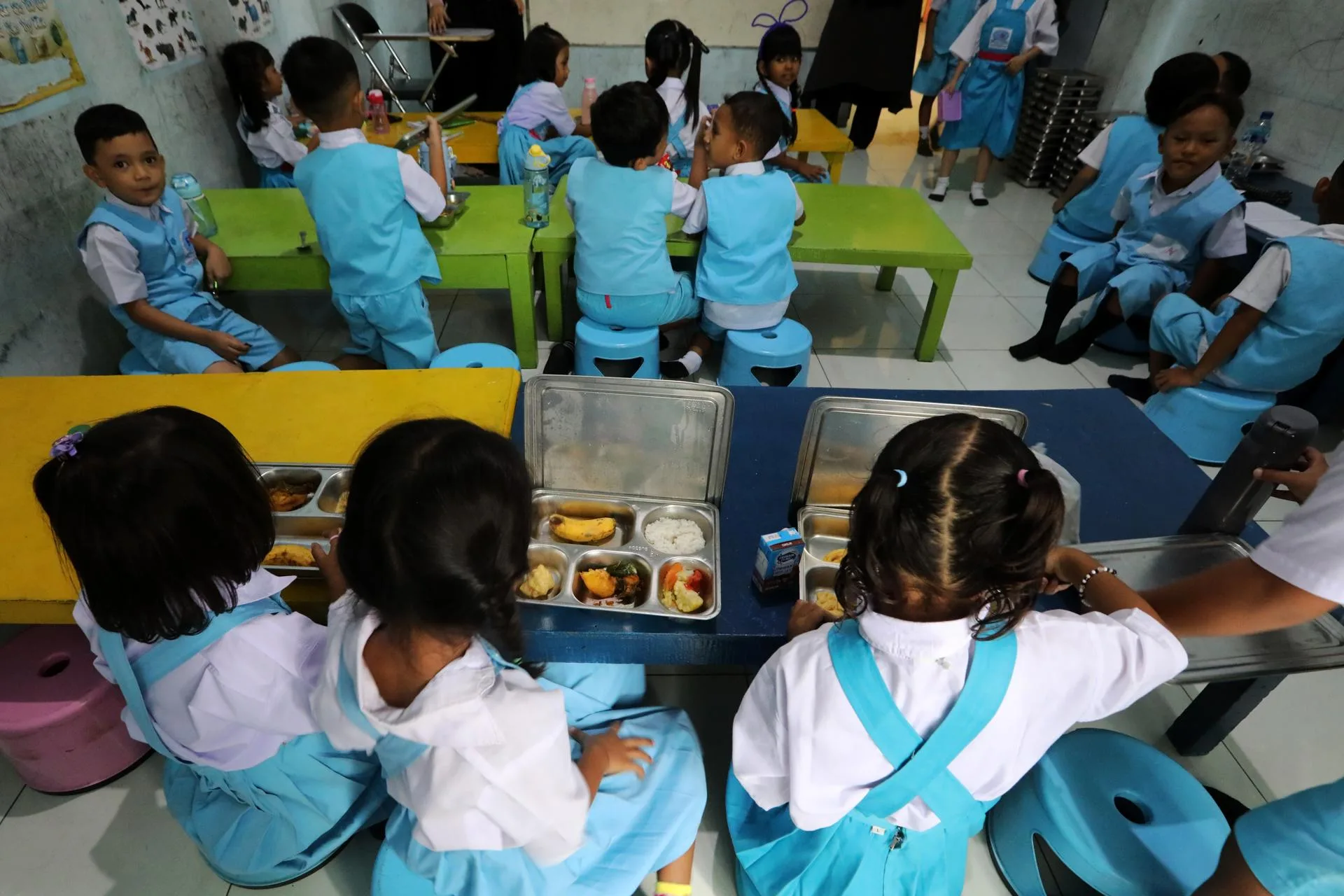 Indonesia to continue free school meals program