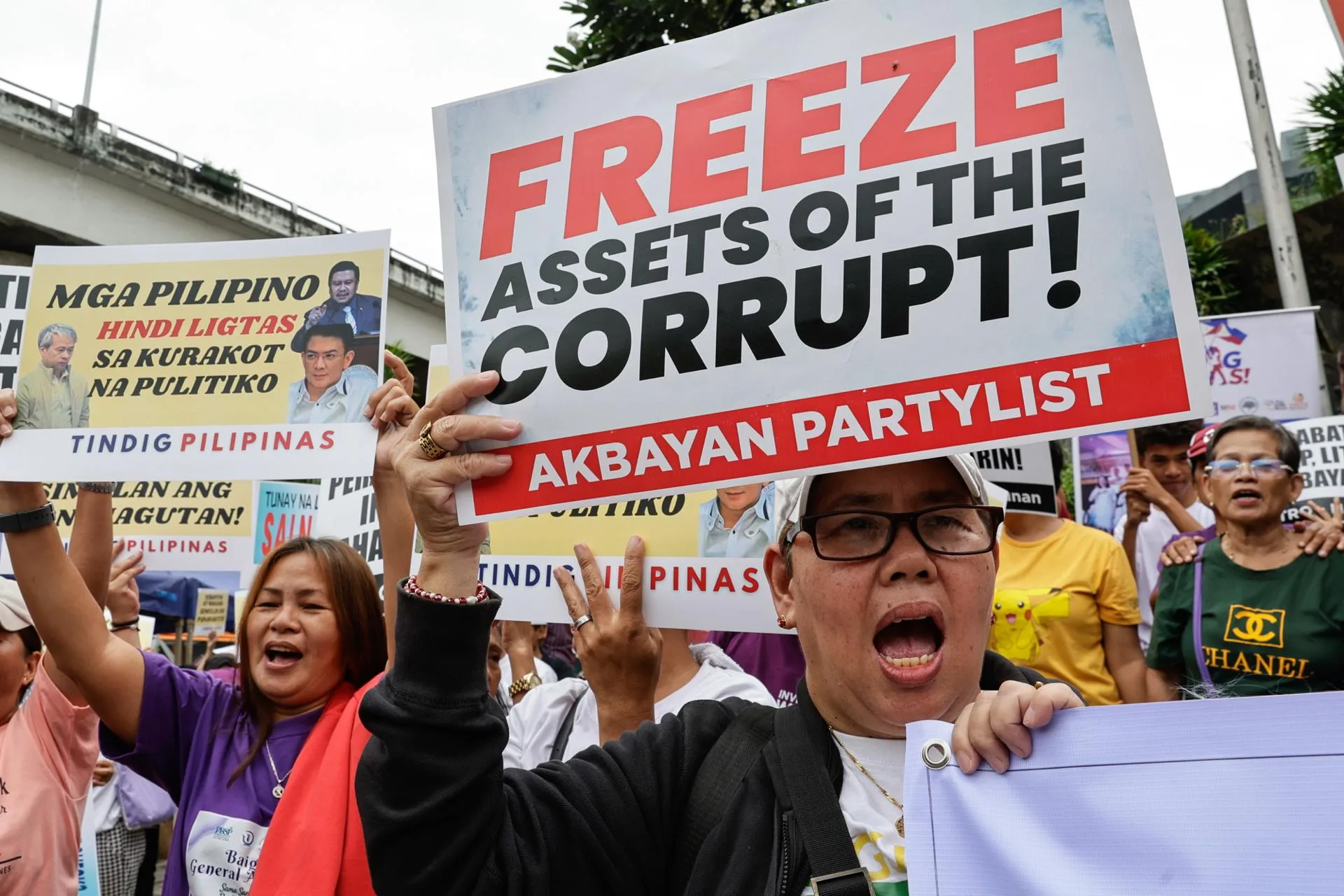 Thousands of students protest against corruption in Philippines