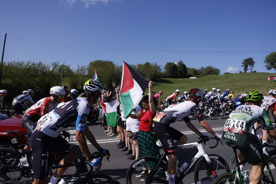 Netanyahu congratulates Israeli team at Vuelta a España