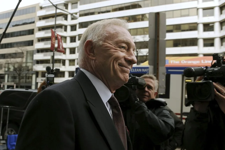 Multa de la NFL a Jerry Jones por gesto obsceno