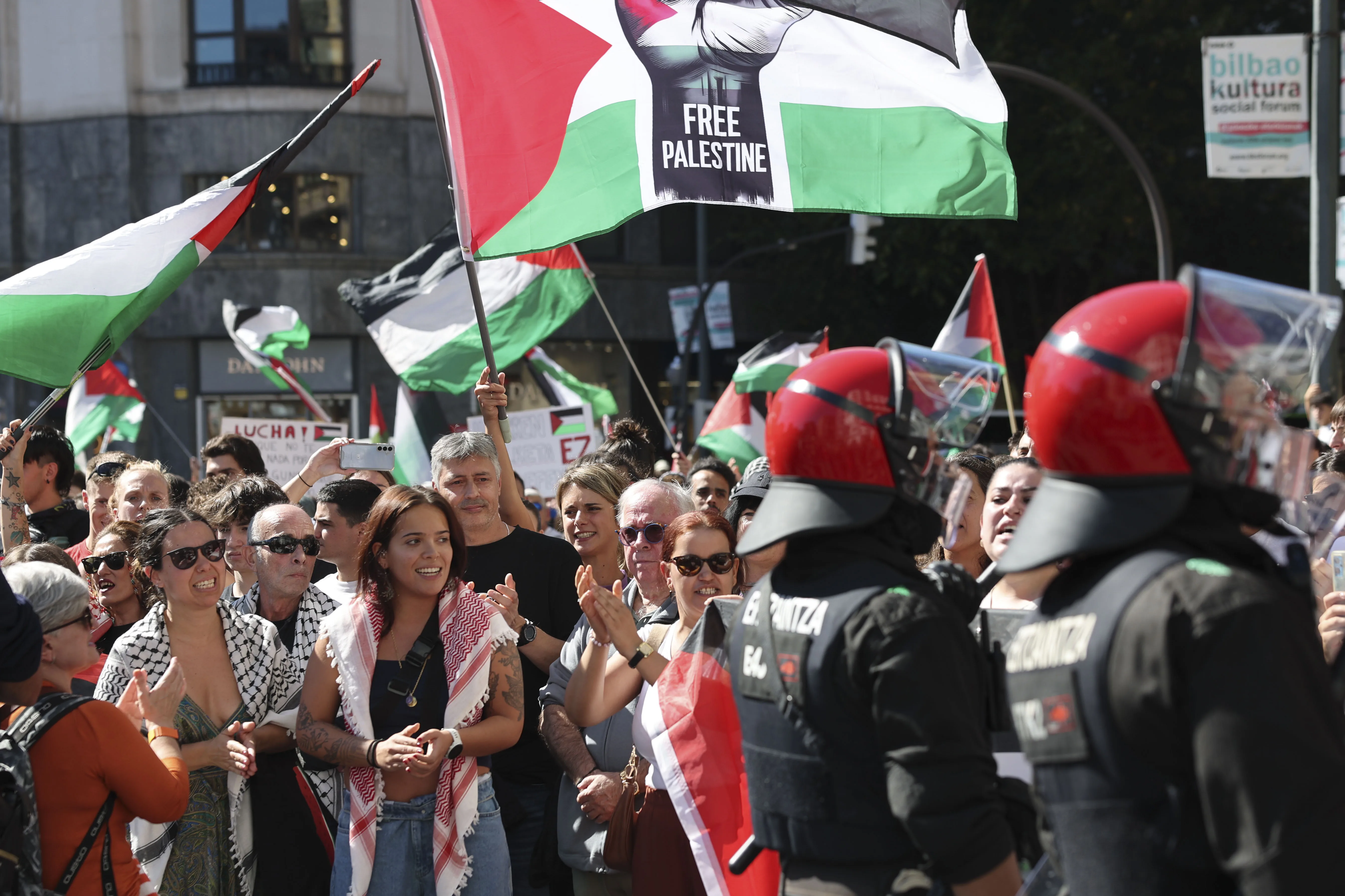 Miles de personas protestan en Euskadi por el ataque de Israel contra ...