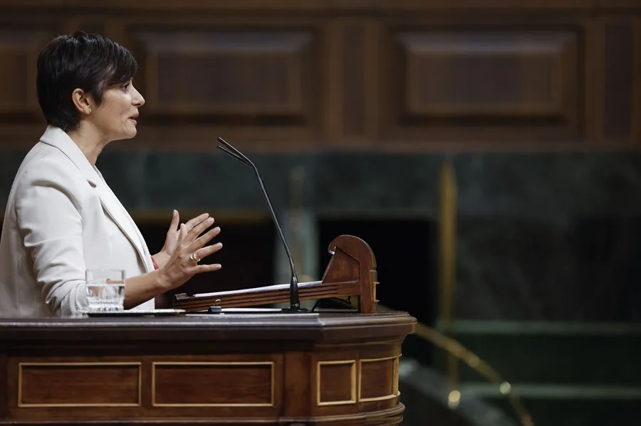 El PSOE defiende a la ministra de Vivienda y Sumar rebaja el tono