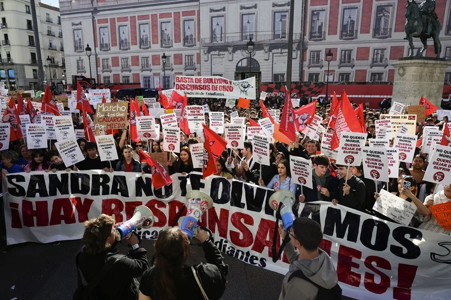 Miles de estudiantes dicen "basta" de acoso escolar en Madrid