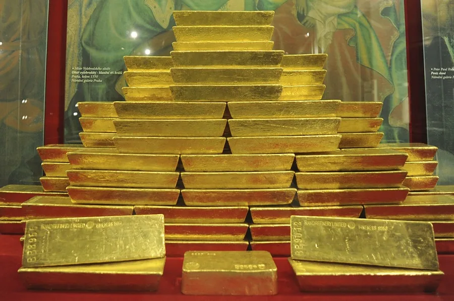 El oro sigue al alza y renueva máximos en 3.977 dólares - EFE Noticias