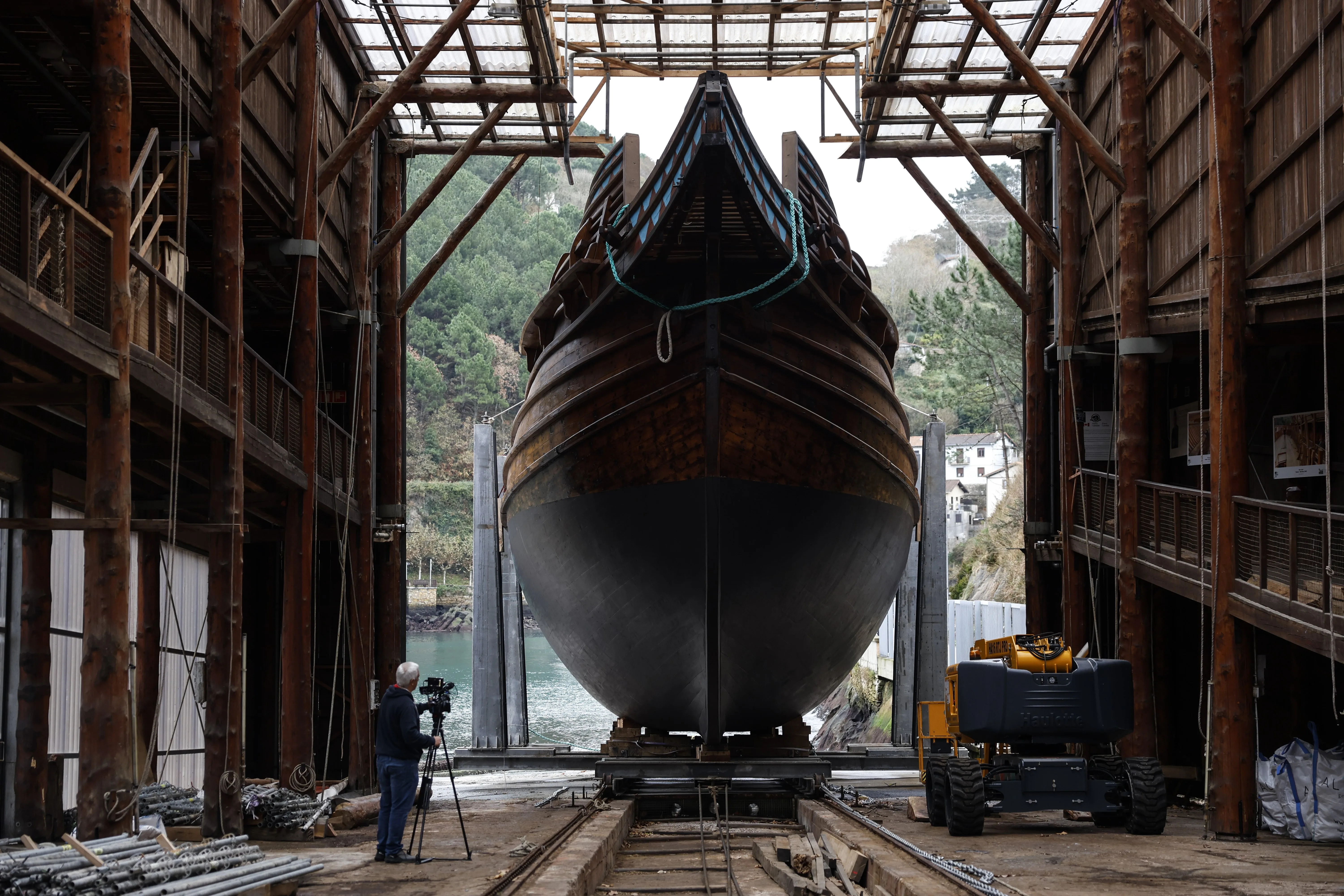 Botadura de la nao San Juan: sidra, luna y pleamar