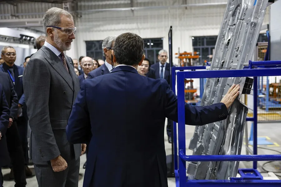 Felipe VI visita la planta de Gestamp en Pekín