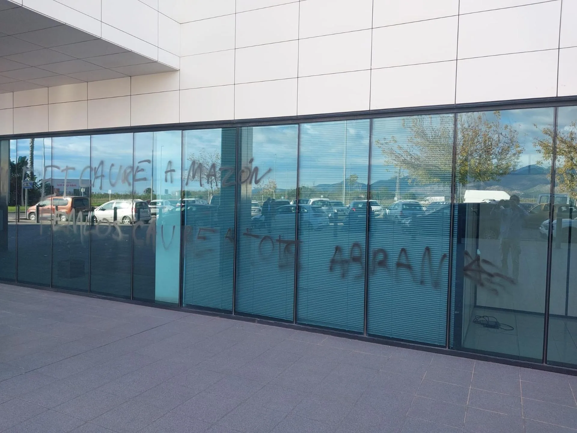 La sede del PP en Castellón amanece con pintadas contra Mazón