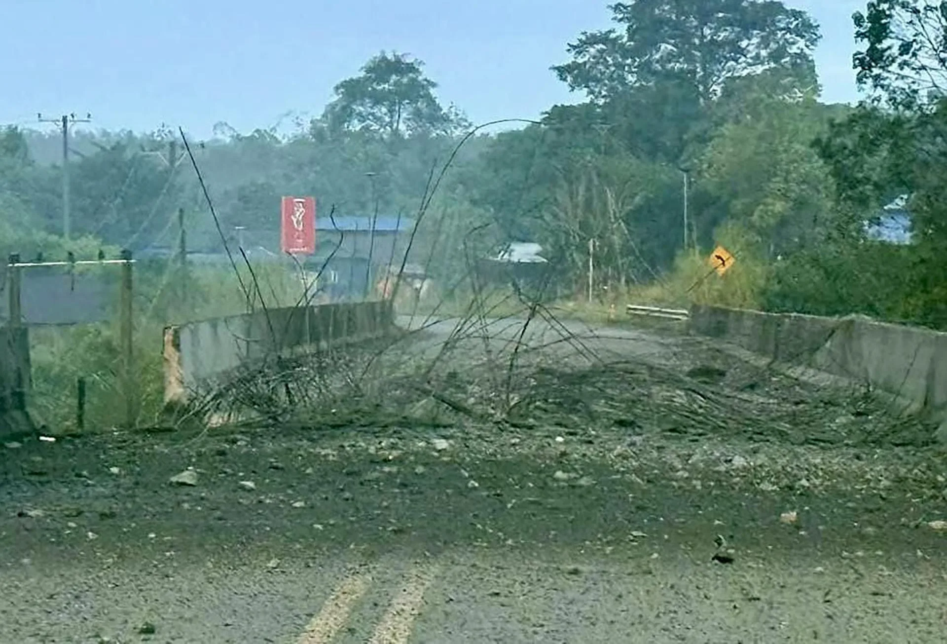 Cambodia shuts land border with Thailand as week of fighting kills 37 - EFE