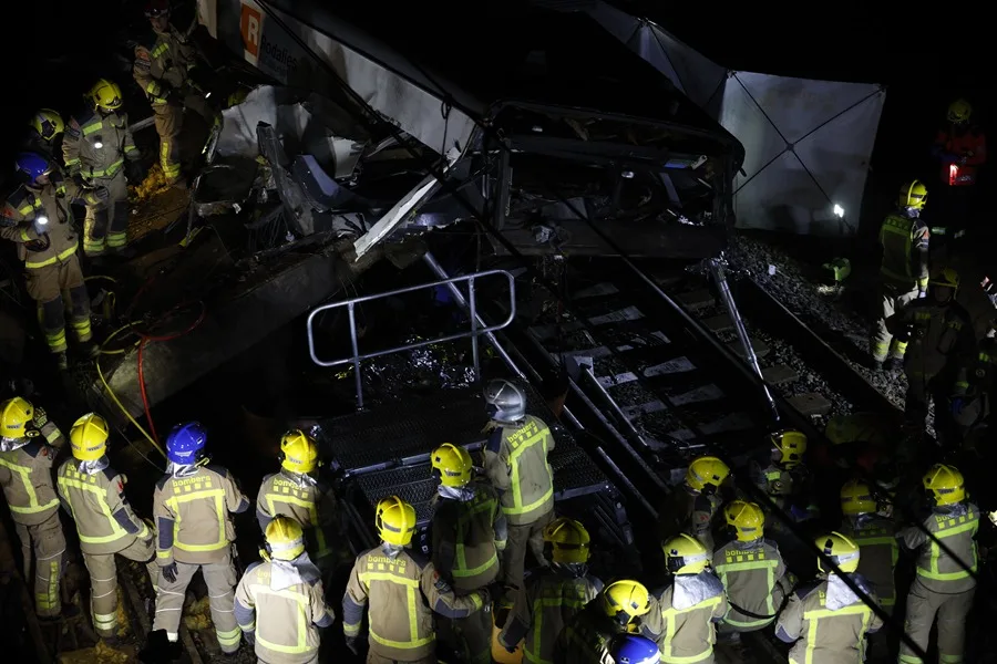Un muerto y 37 heridos al chocar un tren con un muro caído a la vía en ...