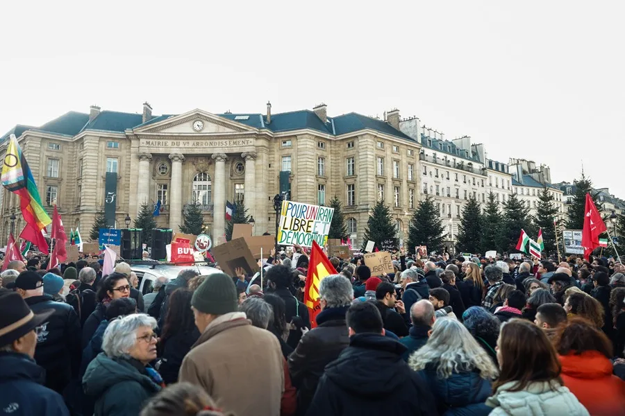 Miles de manifestantes denuncian en París la represión iraní