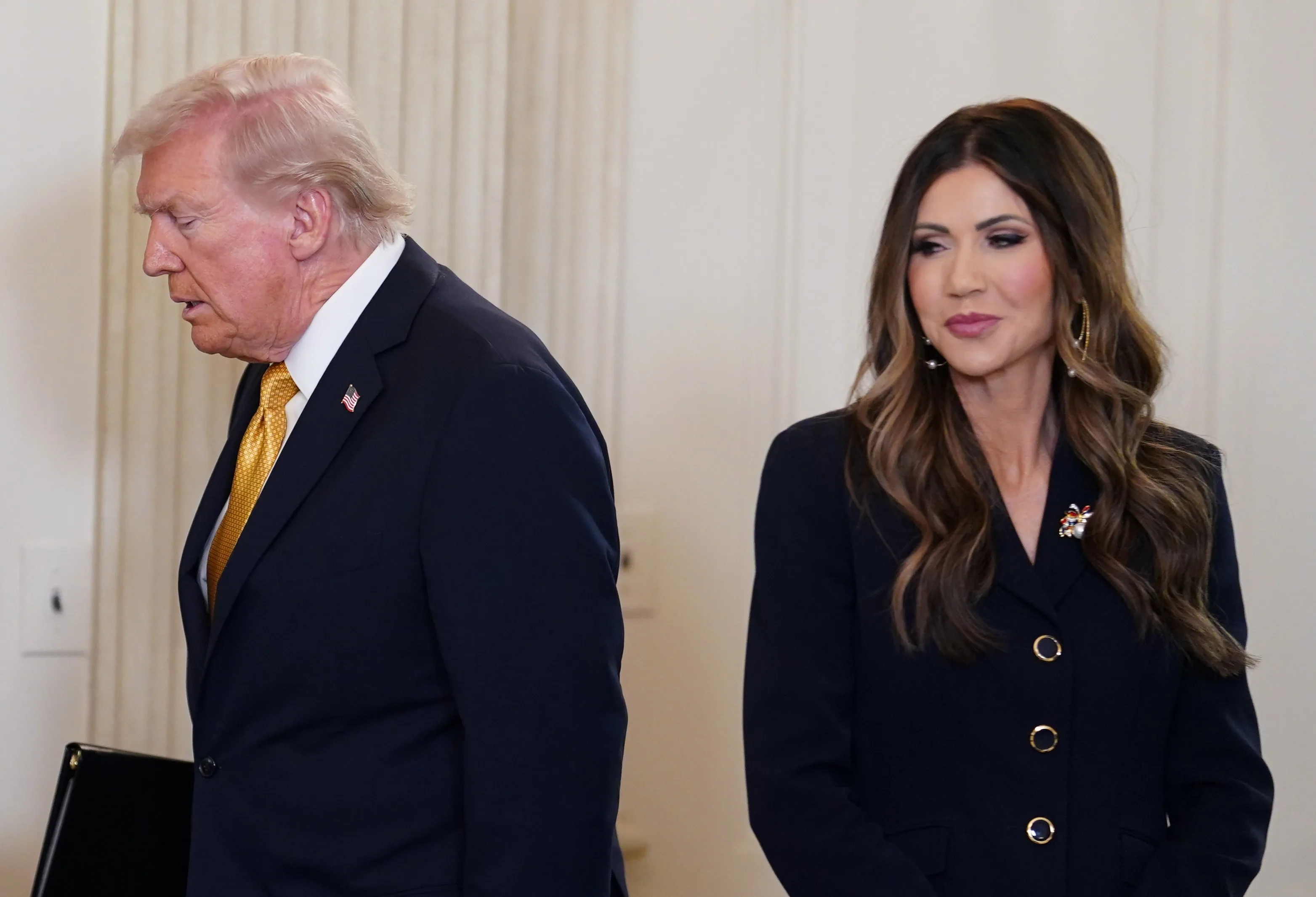 Trump confía en la secretaria de Seguridad Nacional, Kristi Noem, pese ...