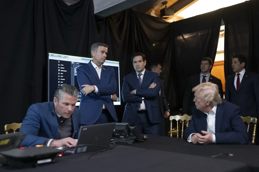 Trump publica fotos de 'Situation Room' improvisada en Mar-a-Lago ...