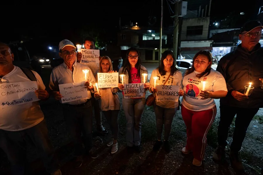 Familias de presos políticos en Venezuela pasan tercera noche en espera ...