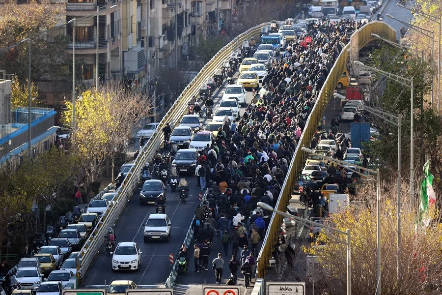 El hijo del último sha de Irán pide seguir con las protestas