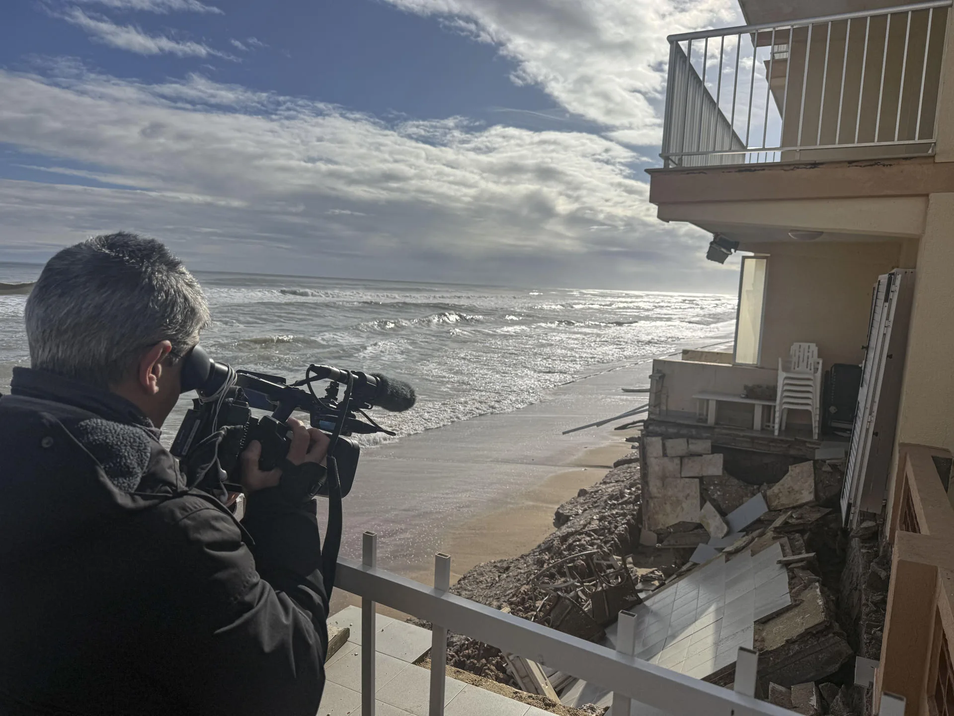 El temporal se lleva tres terrazas de un edificio de Tavernes de la ...