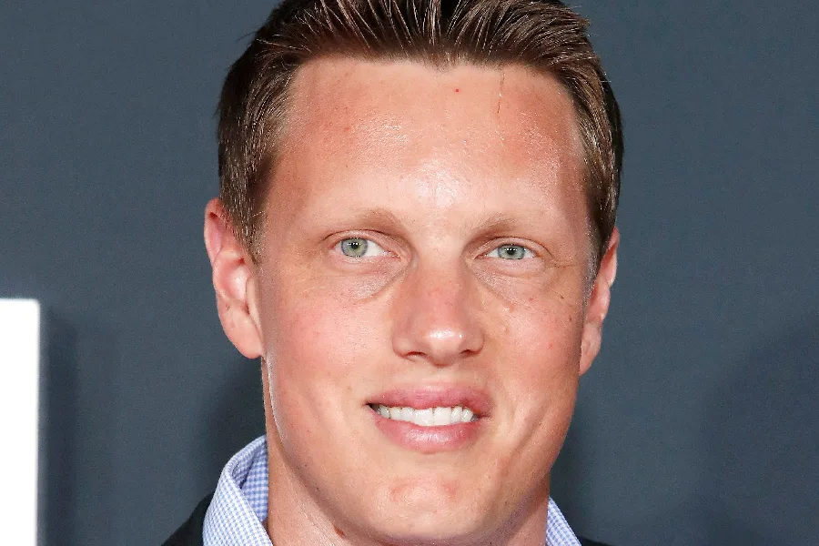 CEO de Paramount ofrece compromisos si logra la compra de Warner