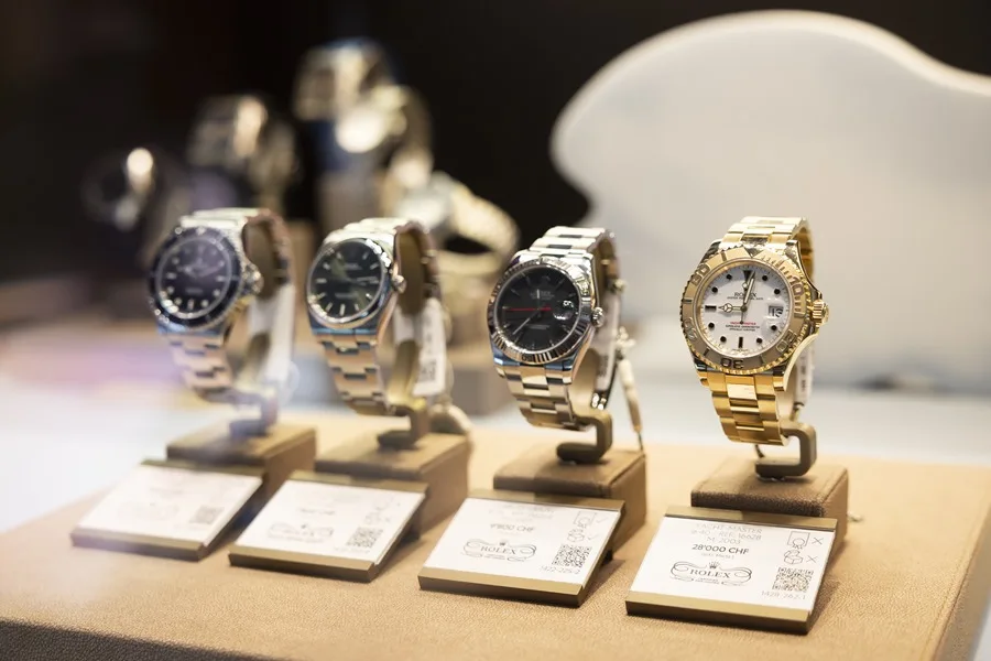 Investigan a futbolistas por la compra de relojes de lujo de contrabando
