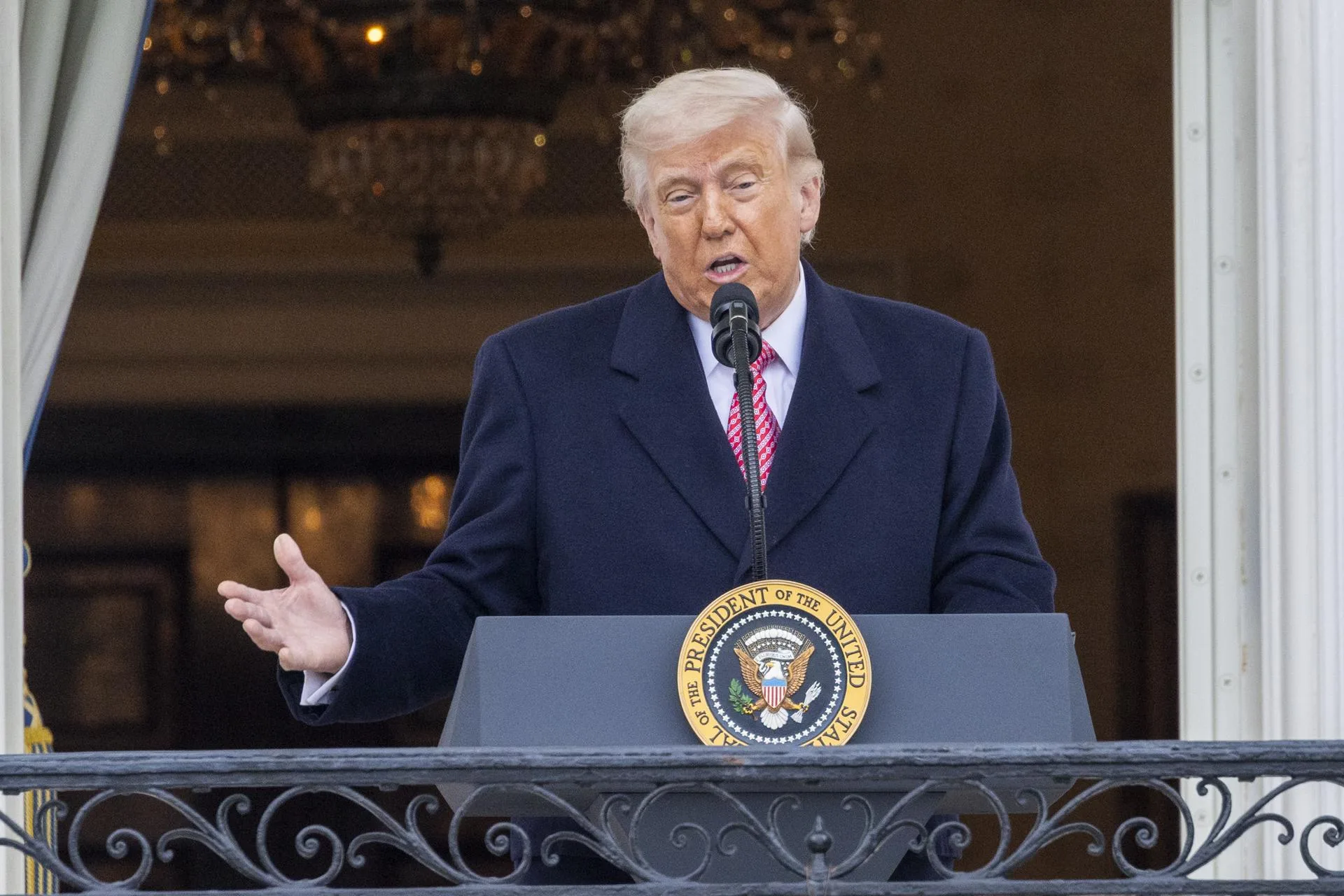 Trump Weighs Iran Ceasefire Request Against Hormuz Reopening