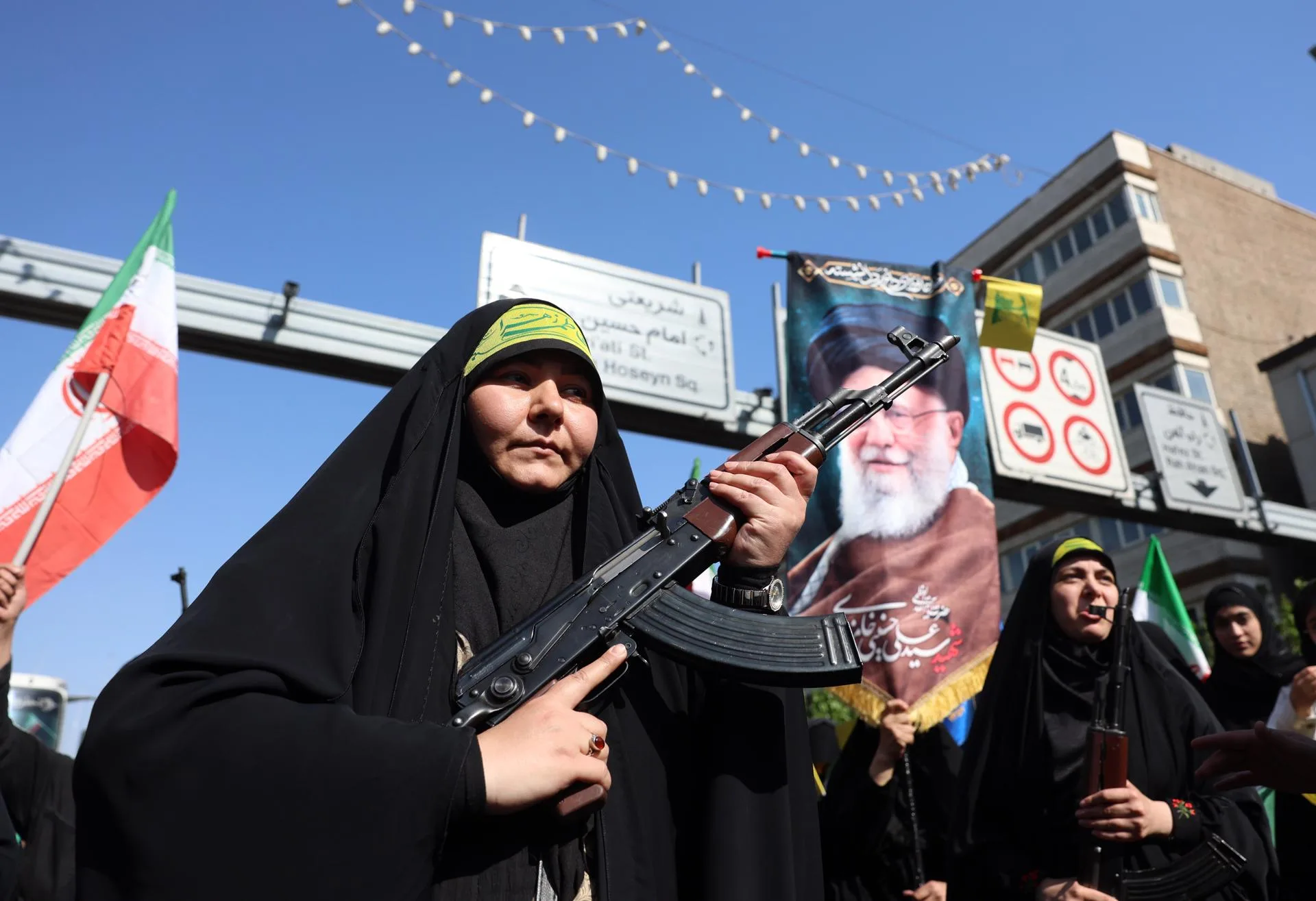 Iran Reopens Strait of Hormuz: Oil Prices Drop 9% | EFE