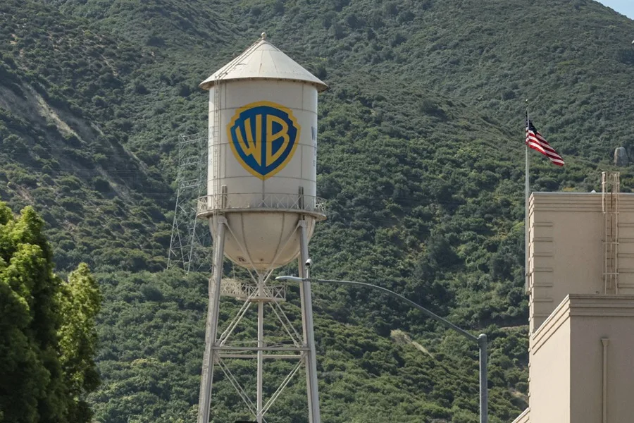 Warner reporta pérdida millonaria por acuerdo de fusión con Paramount