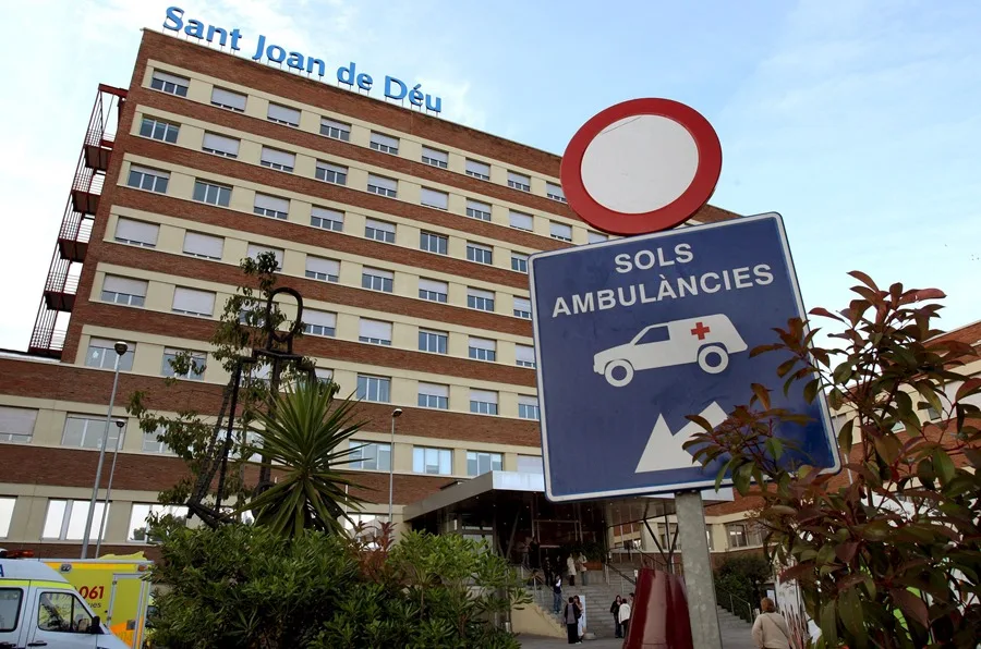 Operan en vientre materno a feto con intestinos fuera