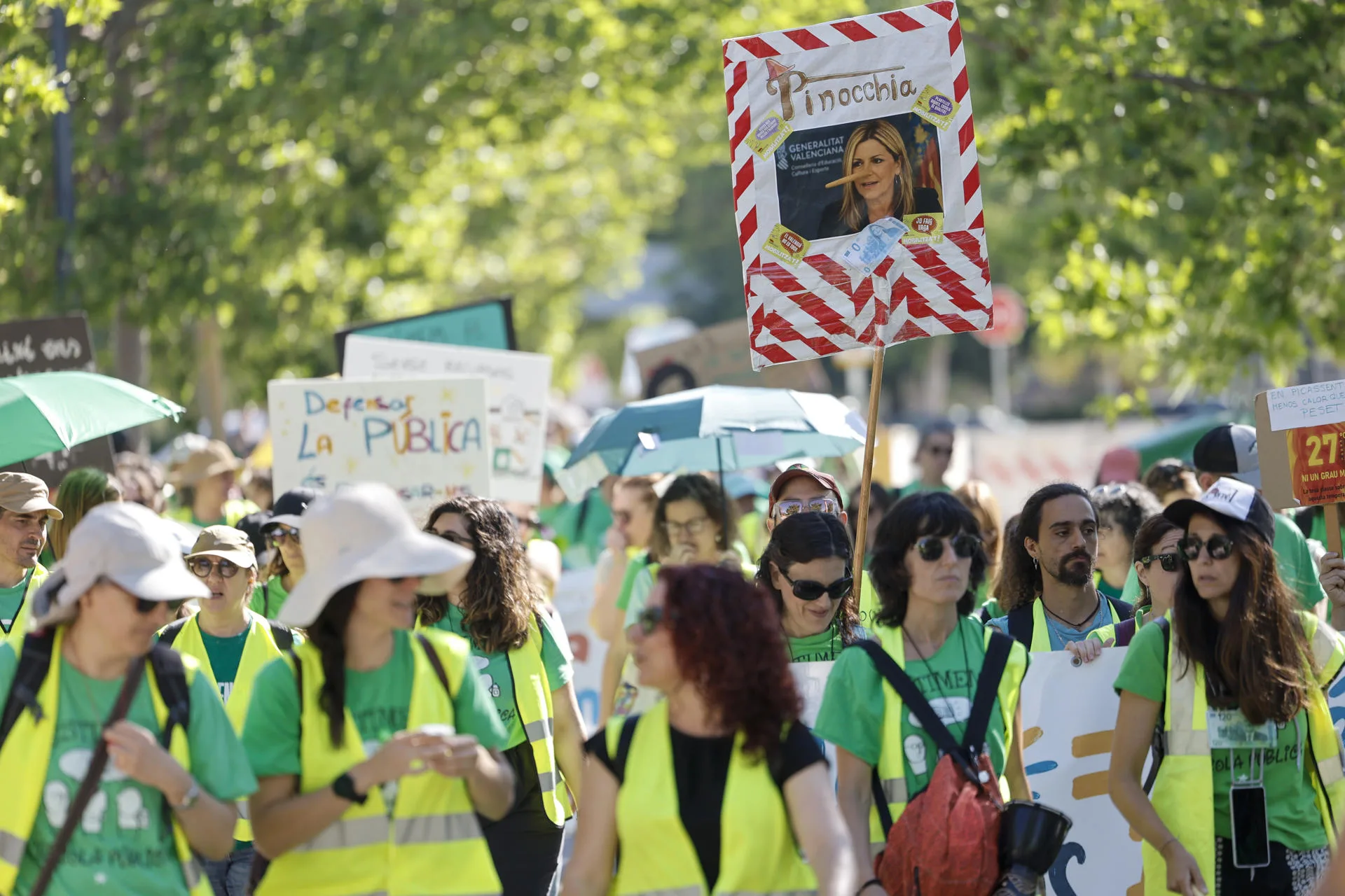 Los docentes protestan por el centro de València al final de la segunda ...