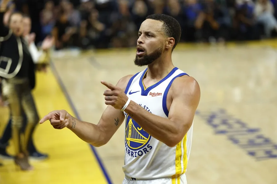 Stephen Curry firma con la compañía de ropa china Li-Ning