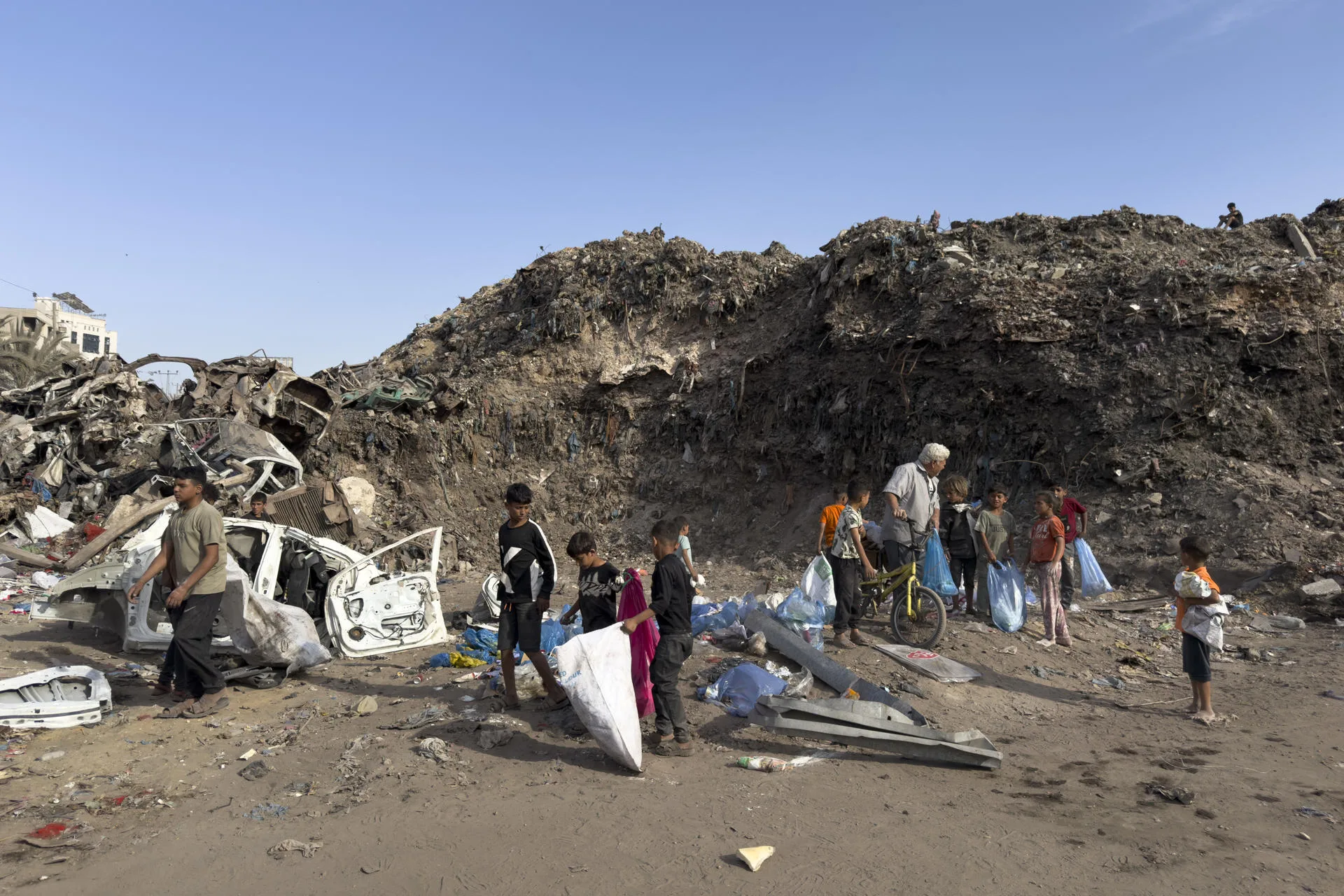 Gaza Truce Reality: Rats, Trash, and Tents | EFE